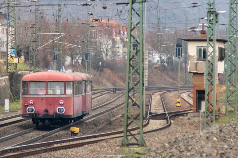 798 829 und 998 184 im Güterbahnhof von Oberlahnstein auf der rechten ...