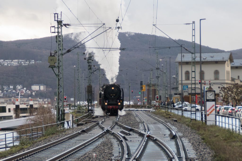 01 118 rangiert im Bahnhof Rüdesheim auf der rechten Rheinstrecke ...