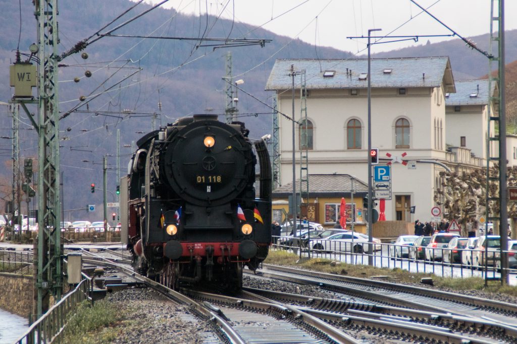 01 118 vor dem Bahnhof Rüdesheim auf der rechten Rheinstrecke ...