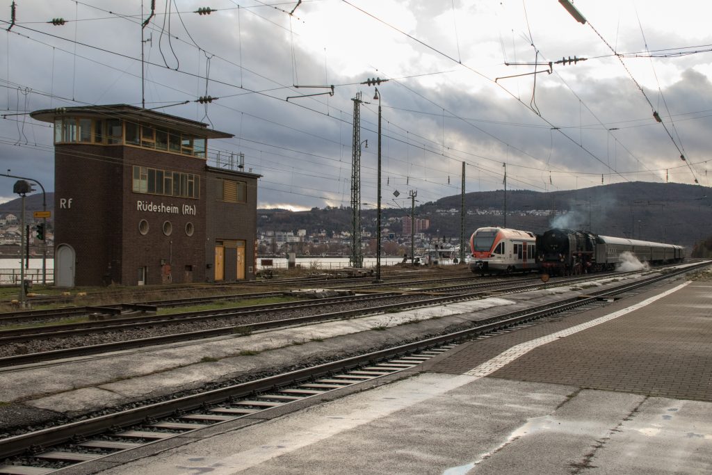 01 118 steht abgestellt im Bahnhof Rüdesheim auf der rechten ...