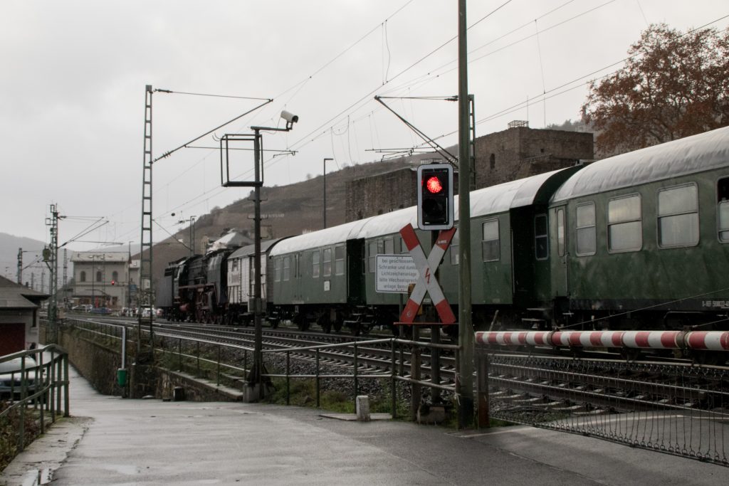 01 118 kurz vor dem Bahnhof Rüdesheim auf der rechten Rheinstrecke ...