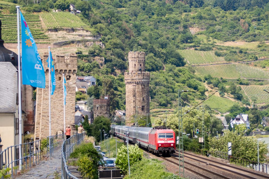 120 119 mit ihrem Intercity durch Oberwesel auf der linken Rheinstrecke ...
