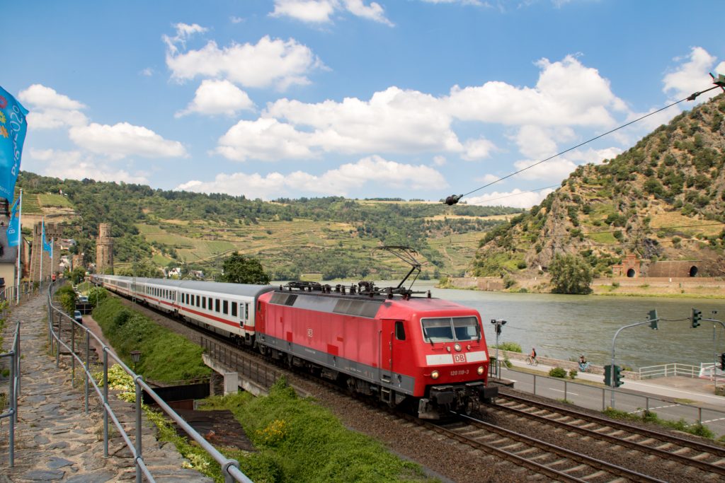 120 119 zieht ihren Intercity durch Oberwesel auf der linken ...