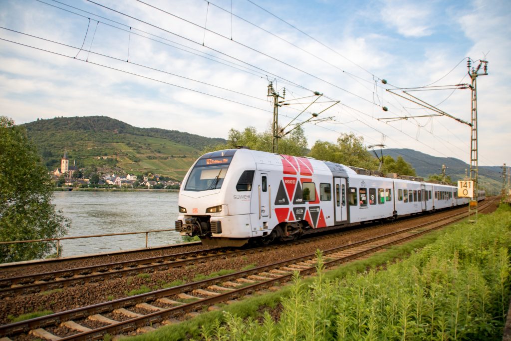 429 102 bei Rheindiebach auf der linken Rheinstrecke, auf der anderen ...