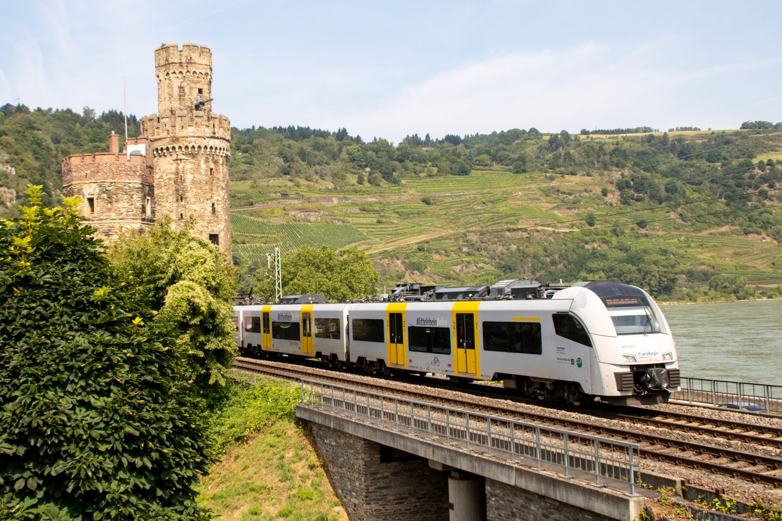 460 013 am Ochsenturm in Oberwesel auf der linken Rheinstrecke ...