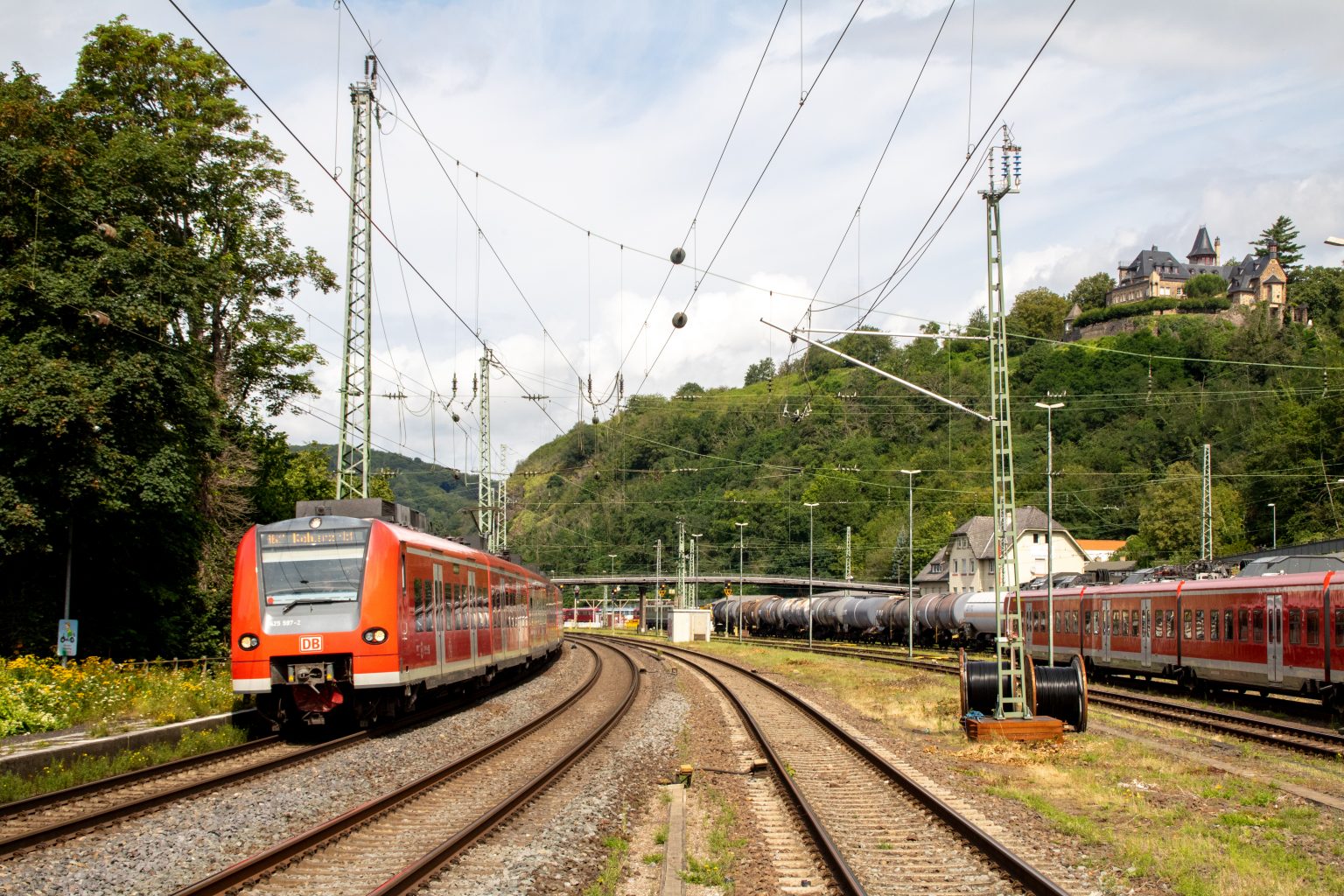 425 097 fährt in den Bahnhof Linz auf der rechten Rheinstrecke ein ...