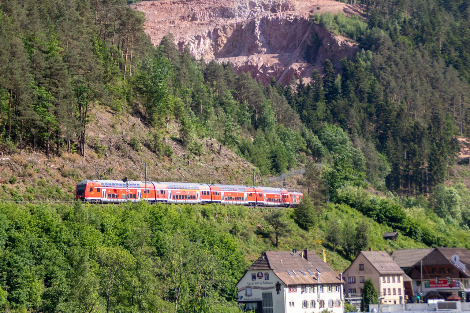 Ein Zug mit einer 146 und Doppelstockwagen am Wald bei Niederwasser auf der Schwarzwaldbahn ...