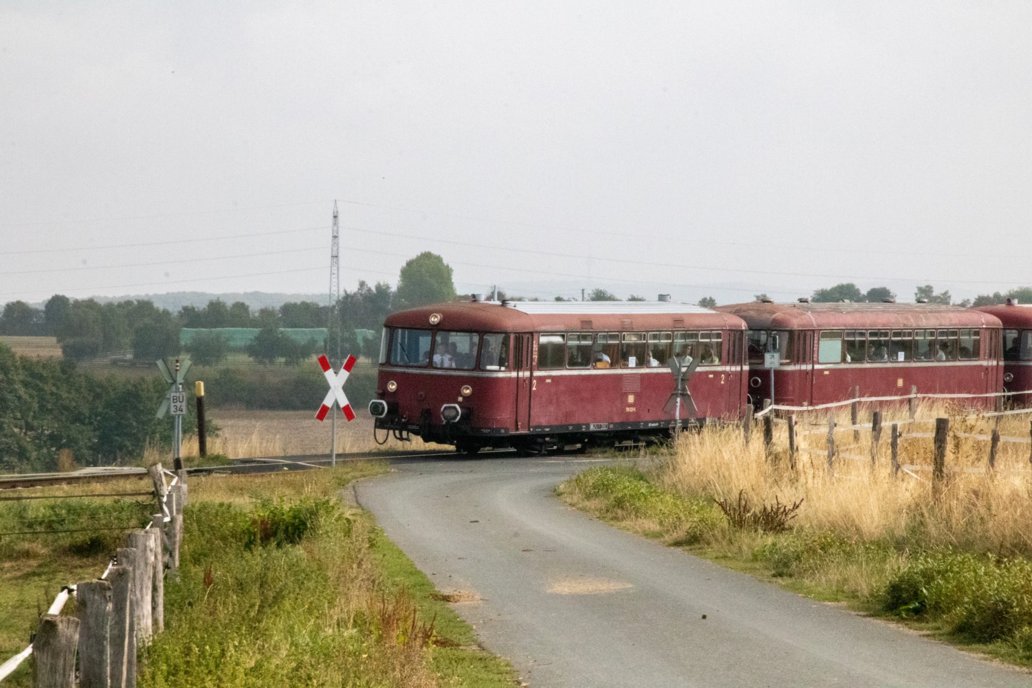 798 829, 996 310, 798 589 und 996 677 überqueren einen Bahnübergang bei ...