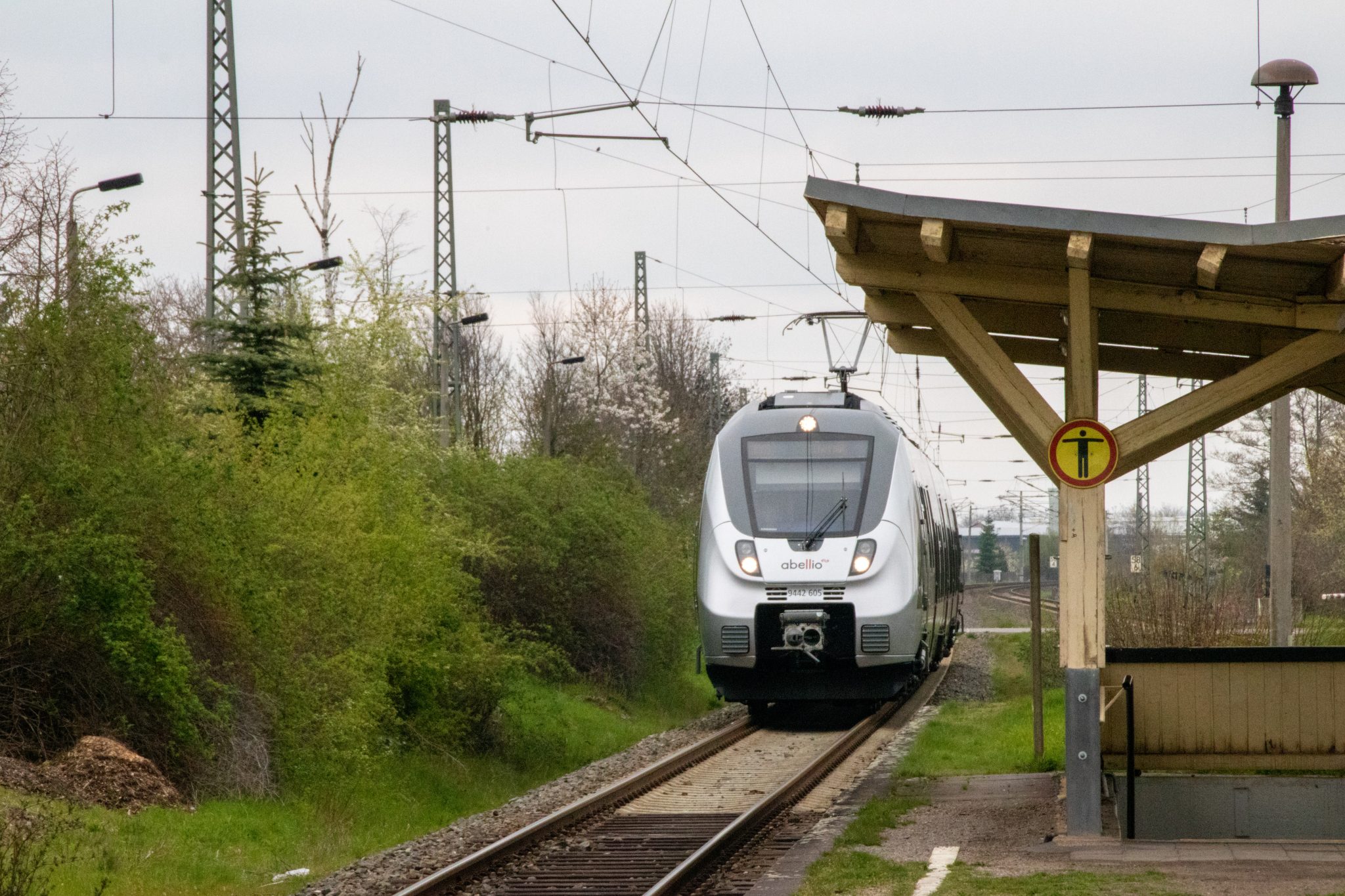 9442 105 von Abellio kurz vor dem Bahnsteig in Erfurt-Stotternheim ...