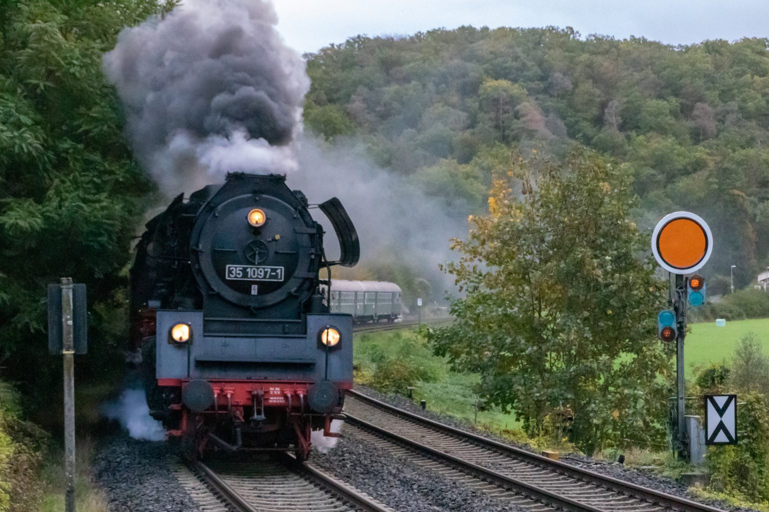 35 1097 am Vorsignal der Blockstelle Arfurt auf der Lahntalbahn, aufgenommen am 14.10.2023 ...